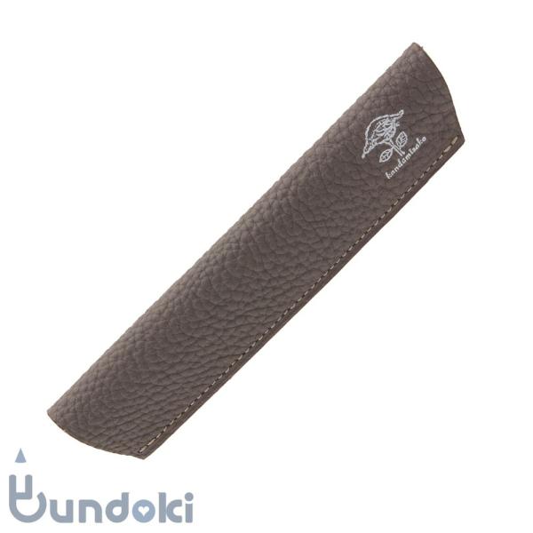 大切なボールペンや万年筆をバッグやポケットに入れて持ち運ぶ時に傷を付けず優しく持ち運ぶ事が出来る筒状のペンシースです。 内部のクリップを差す部分は、細めに出来ているのでLAMY SAFARI万年筆のような大振りなクリップは差し込む事が出来ま...