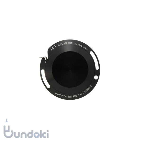 このMiLLiSECOND（ミリセカンド）は卓越したアルミニウム削り出し加工により造られたメジャーです。 フチ部分に設けられた三箇所の孔を活用すれば、様々なスタイルの身につけ方・用途が広がります。