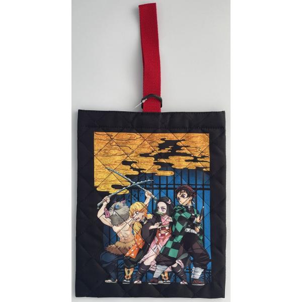 鬼滅の刃 ４キャラクター柄のシューズバッグです。・竈門 炭治郎、竈門 禰豆子、我妻 善逸、嘴平 伊之助体育館履き・上履き入れに最適！キルティング生地大きさ：高さ約27.5cm×幅約20cm