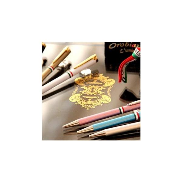 筆記具のコレクションであるラ・スクリヴェリアシリーズは、メイド・イン・ジャパンの高品質にイタリアのテイストが融合したコレクションです。クリップにはオロビアンコ・ルニークのロゴが刻印され、ボディにはイタリアン・トリコロールを配したエレガントな...