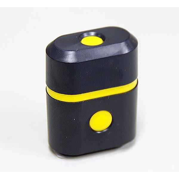 ドイツのM+R/Moebius-Ruppert（メビウス+ルパート）社製の鉛筆削りです。鉛筆の差し込み口にプラスチックのバネ式のシャッターがあり、持ち歩いても鉛筆の削りカスがこぼれにくくなっています。（完全に穴がふさがれているわけではござい...