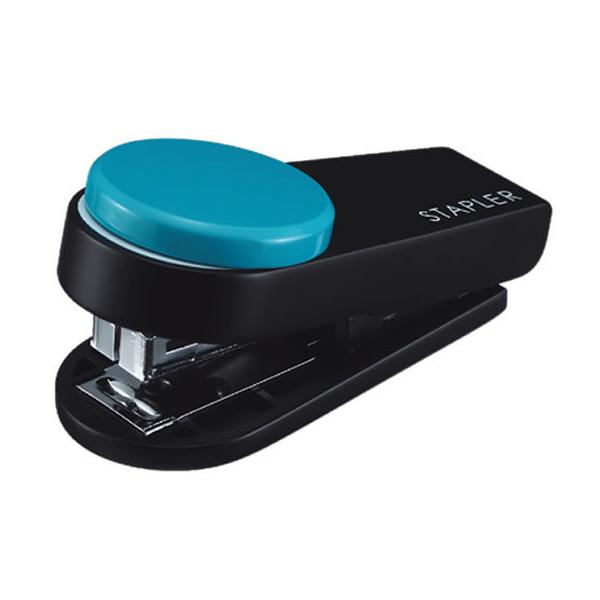 【仕様】ペンケースや化粧ポーチにも収まるサイズ。しっかり１０枚とじ。　●色：ライトブルー●サイズ：幅６６．３×奥行２９×高さ１９．７ｍｍ●とじ枚数：最大約１０枚●装填本数：５０本●針装填方式：オープン＆スライド方式●最大とじ奥行：２７ｍｍ●...