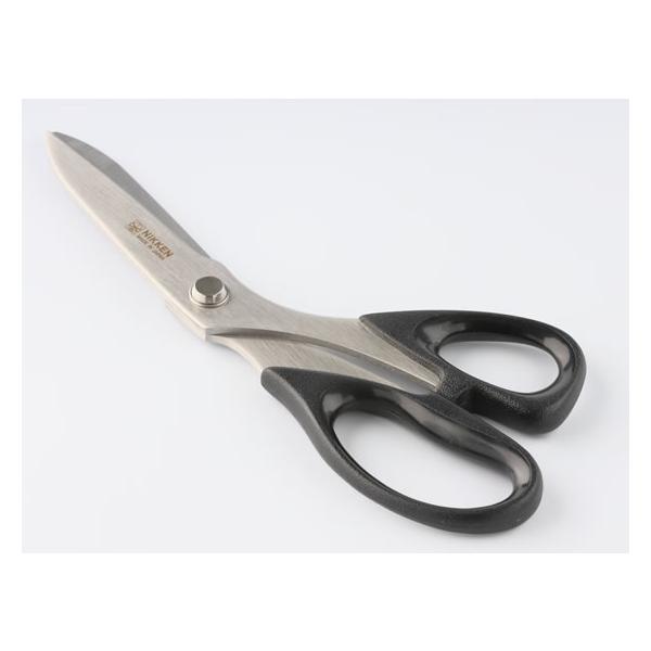 【商品説明】丈夫なステンレス鋼の板厚３ｍｍを使用。　握りやすいハンドルグリップ成形に加え、刃渡りも長すぎないため力をこめやすい。　関刃物の伝統を活かし、材料調達から製造まで全て日本国内で行っています。【仕様】●全長：２００ｍｍ●刃の長さ：７...