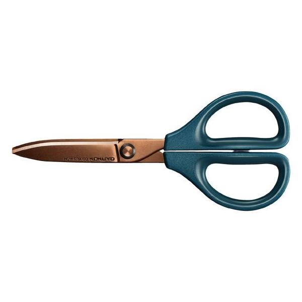 【商品説明】業界初！傾斜インサート搭載で、利き手を問わず、薄いビニールから段ボールまでしっかり切れる。　刃の隙間発生を抑えるコクヨの独自設計、傾斜インサート搭載で、薄いものの切断ミスを低減。　コクヨ開発「ハイブリッドアーチ刃」搭載で、刃先に...