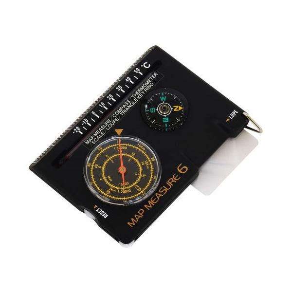 【商品説明】●指針の動き、静止がスムーズなオイル式です。●文字盤が英文字の方位磁石です。●マップメジャー、コンパス、温度計、スケール、ルーペと多機能です。【仕様】【材質】●本体：ＡＢＳ●温度計：アルコール●ローラー：ジュラコン【仕様】●文字...