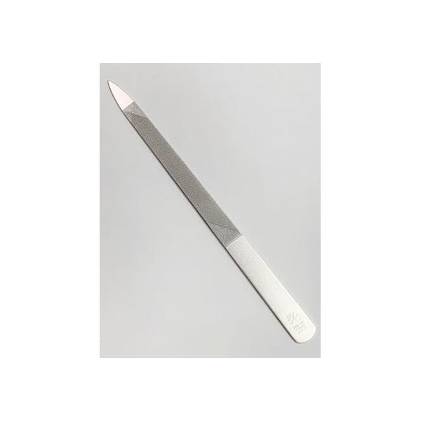 【商品説明】【職人の技　三段目立て】ヤスリの目は、左右斜め方向と水平方向の計三方向に、等間隔、均一な深さに打ち込まれています。打ち込まれたヤスリ目が交わる事で点となり、その点が爪の細かな繊維をキャッチし、滑らかに爪を削ります。【カラーマット...