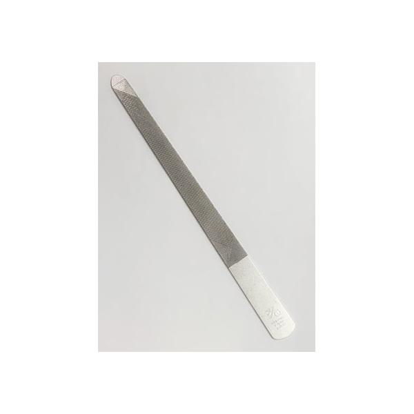 【商品説明】【職人の技　三段目立て】ヤスリの目は、左右斜め方向と水平方向の計三方向に、等間隔、均一な深さに打ち込まれています。打ち込まれたヤスリ目が交わる事で点となり、その点が爪の細かな繊維をキャッチし、滑らかに爪を削ります。【カラーマット...