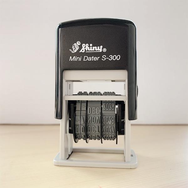 シャイニー Shiny Mini Dater（日付スタンプ） あすつく対応●サイズ・本体：72×40×26mm・印面サイズ：高さ約3.5mm×幅約20mm●重量・約38g●仕様・スタンプ：1・インクパッド：1（ブラック）・対応年数：製造年か...