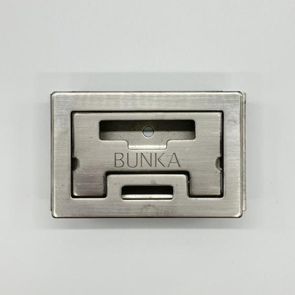 強風時には耐風ロックにより、中柱を固定します。ステンレス製受皿のフタを開け、ガイド板を嵌め込み、落とし板をおろせば固定されます。