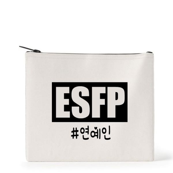 キャンバスフラットポーチです。サイズ約W230xH170mmとなっております。※撮影写真は照明の関係で色に多少の誤差がある場合がございます。