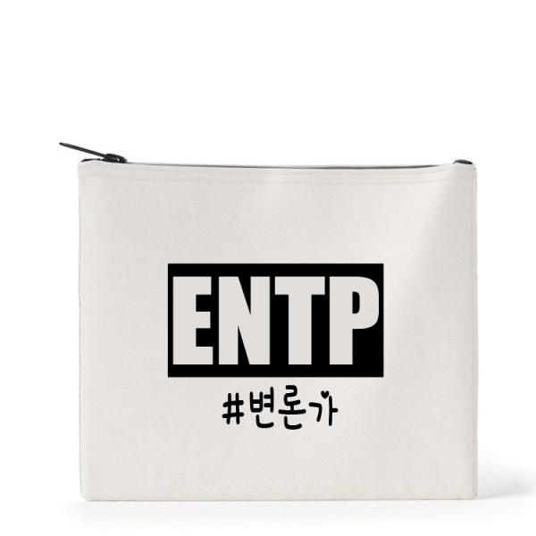 キャンバスフラットポーチです。サイズ約W230xH170mmとなっております。※撮影写真は照明の関係で色に多少の誤差がある場合がございます。