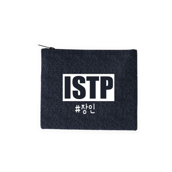 デニムフラットポーチです。サイズ約W230xH170mmとなっております。※撮影写真は照明の関係で色に多少の誤差がある場合がございます。