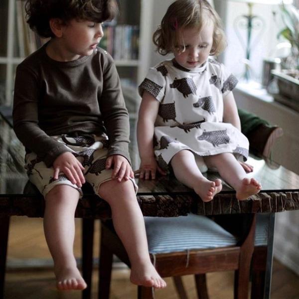 ●とってもノーブルで意気なヒッポ（カバさん）柄の夏ワンピです。●真っ白ではなくストーンホワイトなニュアンスカラーでこだわりを感じる一枚。●通気性がよく、夏でも快適に着用していただけます。●ワンポイントカラーで小物を指しても、シックにモノトー...