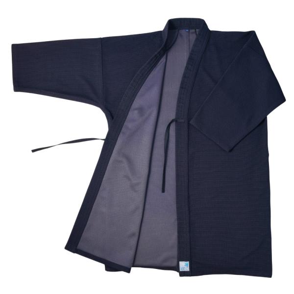 この度《10周年記念商品》として、冷感剣道衣・活人iCEをリリースします。肌に近い側(裏側)を接触冷感糸iCE Zoon糸で織りあげ、体温の上昇を抑え毎年厳しくなる夏場の剣道を快適にします。アイスゾーン糸は放熱性と接触冷感性に優れる特殊な機...
