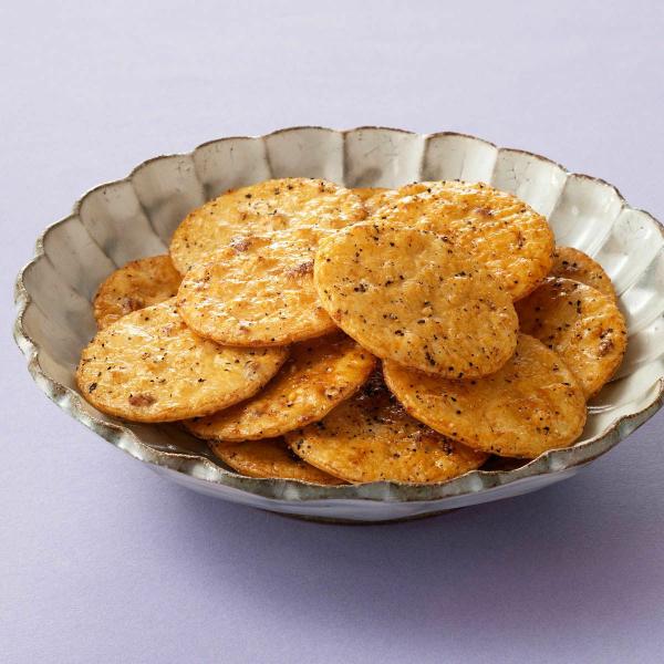 粗挽きの黒胡椒を薄生地せんべいに程よくまぶしました。 まろやかで薫り豊かな黒胡椒をお楽しみください。【内容量】1袋120g【サイズ】縦195mm×横275mm×高さ35mm【総重量】約140g