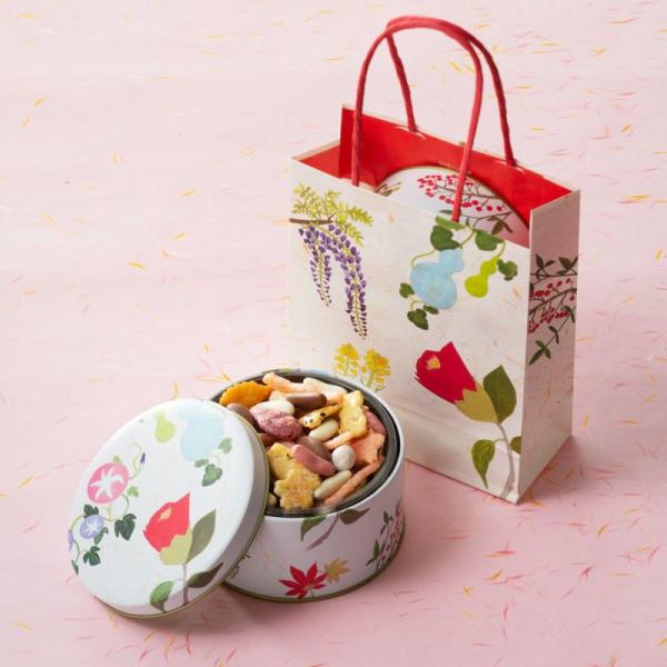 四季の移ろいと人の心を繊細に、かつ鮮やかに描いた俳人「与謝蕪村」。 「五・七・五」の三句十七音に感動を託す俳句のように、五感に響く、とりどりのお菓子「蕪村五・七・五」。 花鳥風月に象徴される四季折々の姿を、桜や紅葉などのカタチに写し、多彩な...