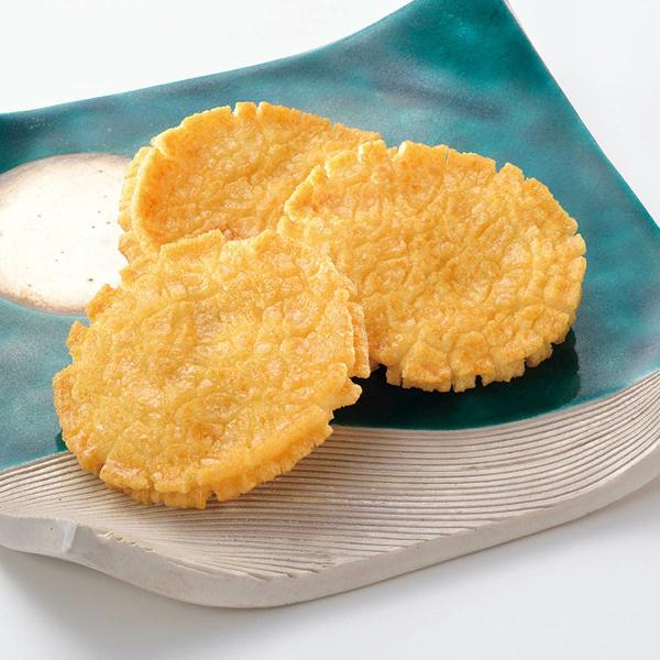 ほんのり甘い、醤油味の揚げせんべい。米油を使用して、油っぽくなく、さっぱりと仕上げました。表面はサクサク、一口食べるとお口の中にふわっと広がり、溶けてしまいそう。やみつきになる方も多い、人気のお品です。あっさりとした甘辛の味が、お子さまや若...