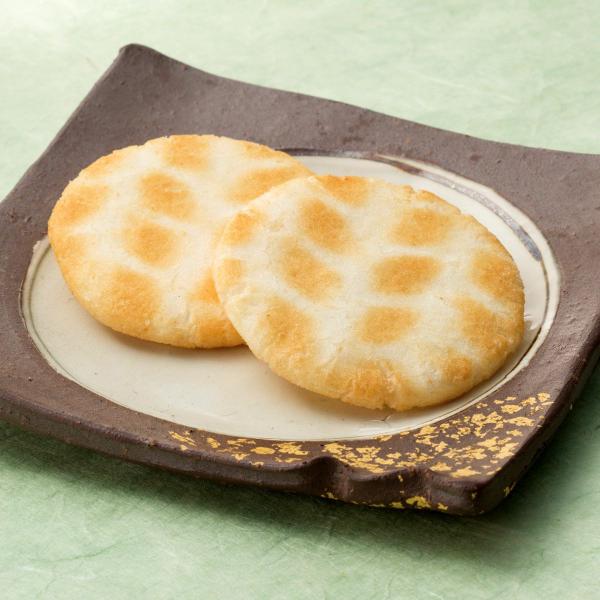 表面はこんがりキツネ色、中はふっくらさくさくに、お米の旨みと風味がしっかり残るように焼き上げたおせんべいです。あっさり塩味で仕上げました。【内容量】：1枚入り×12袋【サイズ】：縦200mm×横130mm×高さ70mm【総重量】：約180g