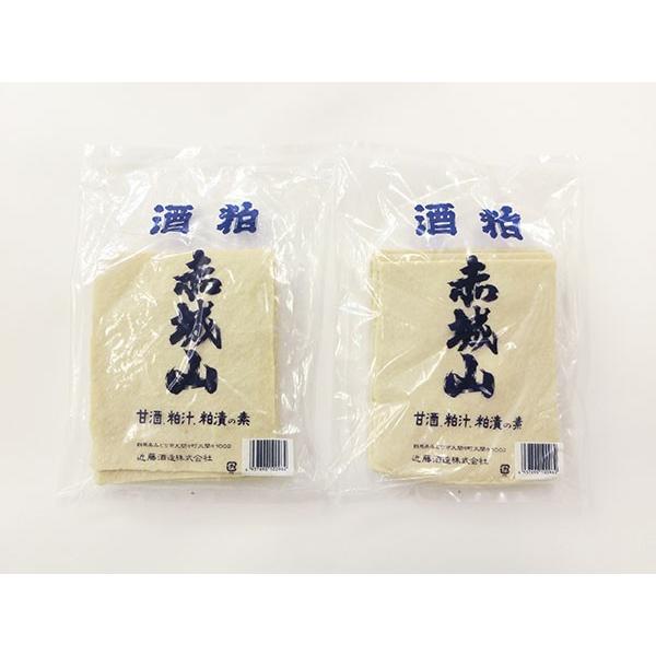 群馬県の地酒「赤城山」の酒粕です。赤城山の酒粕は冬の時期にしか作られないため期間限定での販売となります。赤城山の酒粕はアルコール臭が強くなく、飲みやすい味が特長です。鍋に酒粕をちぎって入れて、ふつふつと煮立てながらよく溶かしてください。お好...