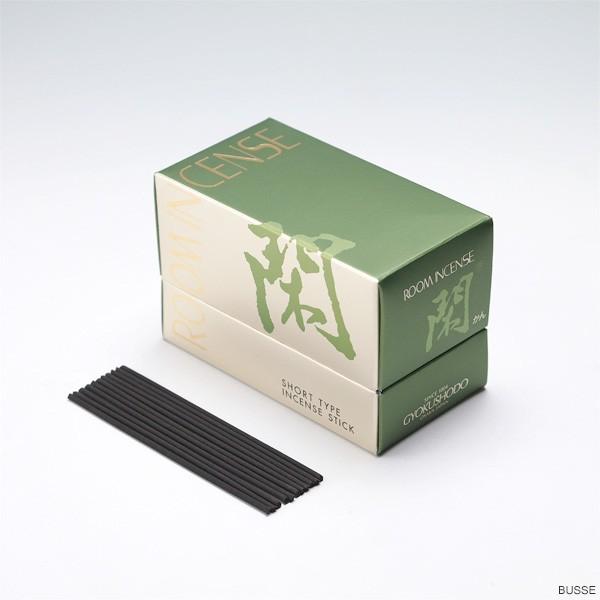 茶席の雰囲気を香りで再現しようと試みたお線香です。華やかで清々しいお茶の香りと、しっとりと落ち着いた香木沈香の香りをあわせ持っています。■内容量：100ｇ■お線香の長さ：90mm■燃焼時間20分