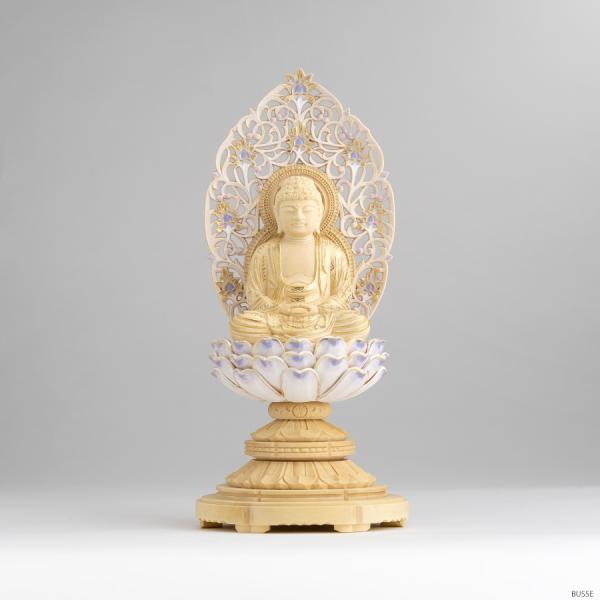 釈迦如来像（座像）は曹洞宗・臨済宗・天台宗のご本尊などとしておまつりします。モダンミニ仏壇・上置仏壇・手元供養壇などに、ちょうど良い小さめのサイズです。こちらは、淡い色を付けた淡彩色（たんさいしき）のものです。当店のみでご購入頂くことのでき...