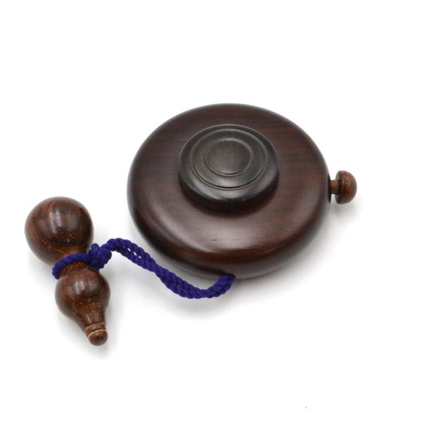 紫檀製の塗香入れ上部のネジ式の蓋を外して塗香を入れ、横の栓を抜いて手に少しずつ出してお使いください。■素材：紫檀■サイズ：約5cm径　厚み約1.8cm天然木材のため木目や色に個体差がございます。ご了承願います。■クリックポストでのお届けとな...