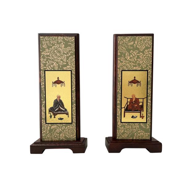 ●サイズ(約)●総丈２０．１cm　脚幅９cm●宗派●真言宗智山派●商品説明●木製関工作所オリジナルの掛軸台興教大師・弘法大師の両脇国産置くだけ簡単！自立するスタンドタイプのため、押しピンなどで仏壇に穴を開ける必要もございません。<br...