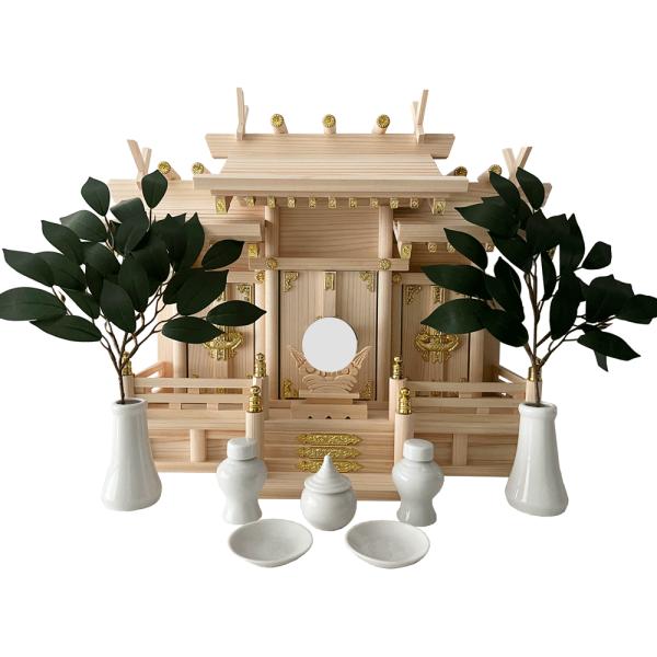 【サイズ（約）】総高４０cm　巾５１cm　奥行２２cm【扉の内サイズ(約)】真ん中：高さ３０cm　両脇扉：高さ２４cm※御神札の納まるサイズについては、幅、厚みによって納まらない場合がございます。また、神棚本体も手作りの為、同様の場合がござ...