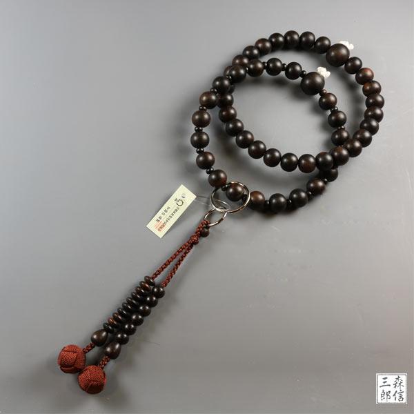 浄土宗専用 京念珠 縞黒檀 三万浄土 男性用(房色・茶 小田巻) 木製 京都製房は通常の梵天と違い丈夫で型崩れを起こさない「小田巻梵天房」を使用してます。数珠玉は【天然木　縞黒檀】です。房は通常の梵天のように潰れたり傷んだりしない【小田巻】...