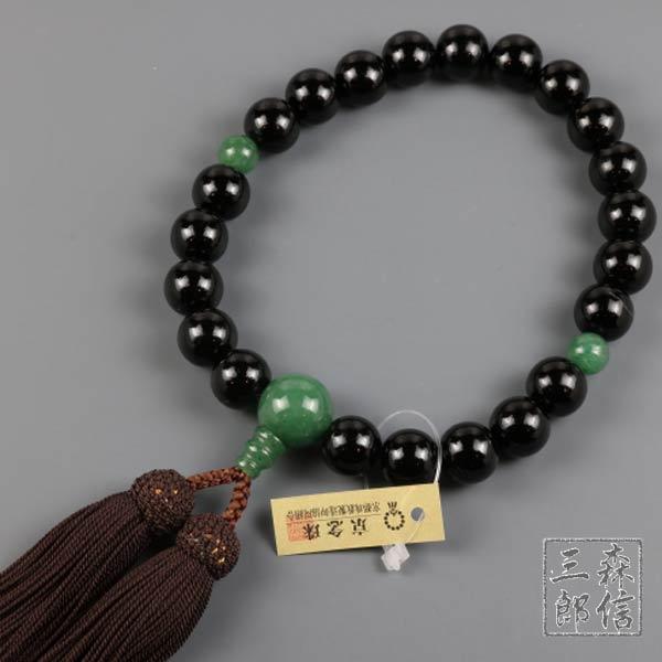 主玉は黒色がとても美しい木玉です。房は「頭付き 正絹シルク製」ですのでレーヨン房の様な癖が付かず柔らかく高級感があります。親玉、二天には天然石のアベンチュリンをお入れしており高級感が増しております。●京念珠ブランド平成19年4月6日に「京念...