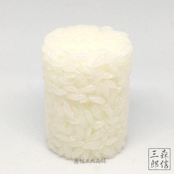 食品サンプルの職人が一つ一つ手作りした日本製のイミテーション仏飯です。お米一粒一粒に艶があり本物のような出来栄えです※一つ一つ職人により手作りされているため多少のサイズの違いがでることがあります。 【仏飯器は別売です→12番の仏飯器がサイズ...