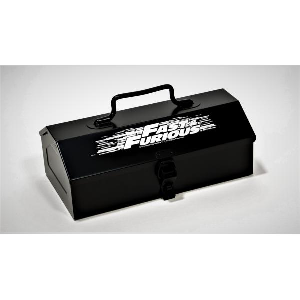 工具や文具、お薬や救急キットなどの収納に便利なスチール製ツールボックスです。大型自動車や建設機械などに付属している山型のスチール製で、実際に様々な現場で使われている耐久性の高い製品です。カギを使用することでフタをロックすることも可能です。塗...