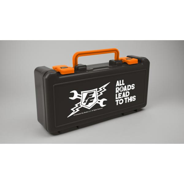 『ワイルド・スピード』仕様の小型軽量のプラスチック製ツールボックスです。ハンドルとロックパーツを特注色のオレンジで製造し、筐体のカラーは濃いグレーを特注し組み合わせるというこだわりの仕様となっています。エマージェンシーカラーとしても使用され...