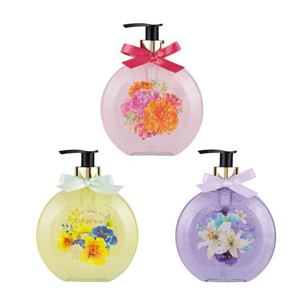 パールのようにキラキラ輝く、華やかなハンドソープ。洗面まわりに彩りを添えます。【デイズインブルーム】咲き香る花々の贈りもの。豊潤な花のアロマと、華やかで温もりある雰囲気が魅力のギフトシリーズ。気軽に楽しめる花のアイテムが、毎日に彩と豊かさを...