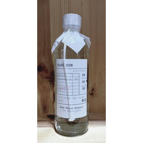 モルト・ライ麦・コーンの3種のベーススピリッツを用い、明らかにされているボタニカルとして、ジュニバーベリー・アンジェリカ・アプリコットの種・ビターオレンジピール ・コリアンダーの種・コリアンダーの葉が使用されているジン。コリアンダーは葉も使...