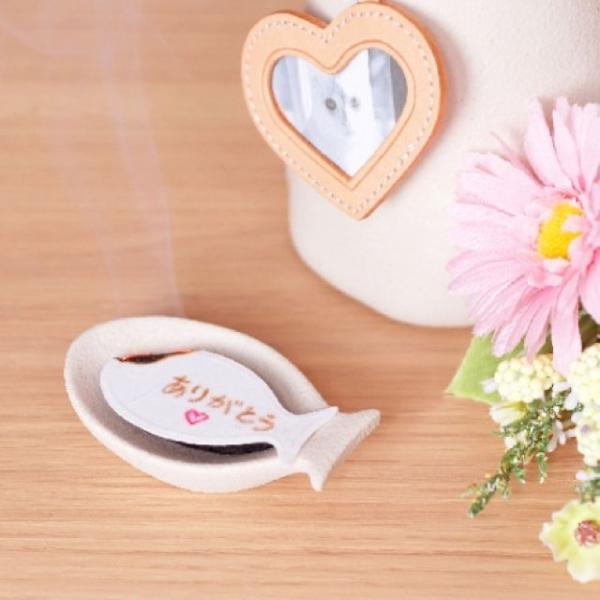 ありがとう」「大好きだよ」など、メッセージが書ける可愛いレター線香です。火をつけて吹き消し、心の中で感謝の想いを伝えられます。命日などの特別な日に、気持ちのこもった供養ができる祈りのアイテムです。ペットを亡くした方への贈り物としてもおすすめ...