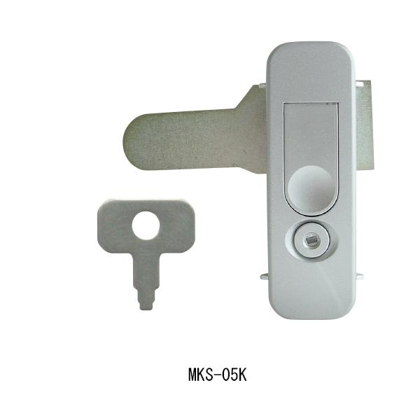 ワンタッチ平面ハンドル鍵付きです。従来のようなビス止めが不要です。ワンタッチで簡単取付、やさしいフォルムで安全設計。扉板厚は1.2mm、1.6mmに対応します。止め金を裏返すことにより、左右の切り替えができる兼用型です。鍵1本付[本体重量]...