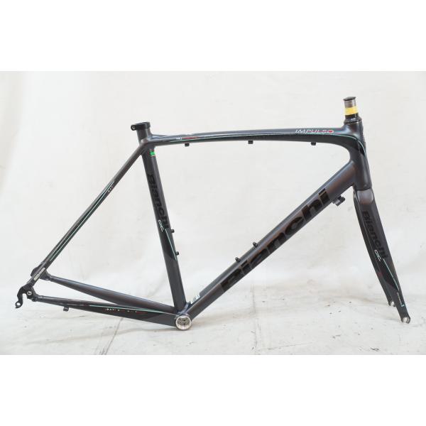 ■商品情報メーカーサイズ：570シートチューブ(C-T):540mm(実測)トップチューブ(C-C):560mm(ホリゾンタル換算 実測)適応身長:176-186cm(目安)重量：約2.3kgフレーム材質：アルミフロントフォーク：カーボンジ...