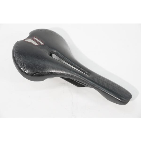 ■商品情報・サドル幅：143mm・長さ：273mm・レール：モノレールカーボン・重量：179g(実測値)■付属品・なし■状態・使用による擦れキズが目立ちます。■注意事項※店頭受取の場合、本品はタイトル表記の在庫店のみでのお渡しとなります。※...