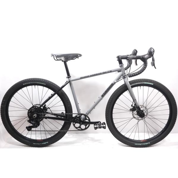 ■商品情報メーカーサイズ:Sシートチューブ(C-T): 450mmトップチューブ(C-C):515mm(ホリゾンタル換算)適応身長:160-170cm(目安)重量:約12.7kgフレーム材質:クロモリフロントフォーク:クロモリシフトレバー:...