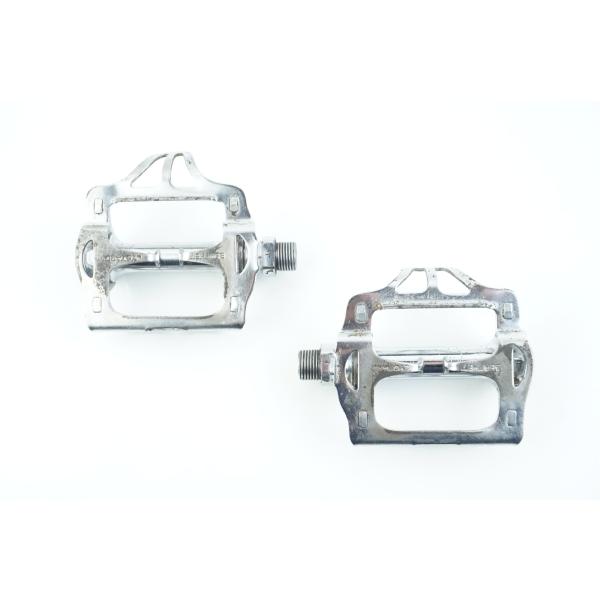 ■商品情報・重量：約373g（実測値：ペア）・プラットフォームペダル■状態・回転は概ね良好ですが、全体的に使用や経年に伴うキズやヨゴレ、サビなどがございます。■付属品・掲載されている画像の物が全てになります。■注意事項※本ページ下部まで商品...