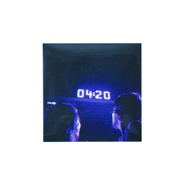 THC ステッカー What Time C220THC、マリファナ、カンナビス、420、大麻関連のステッカーになります耐水性のあるビニールステッカーですサイズ：6cmx6cm（完璧な数値ではございません）画像2の撮影マットは1マス1cmになります