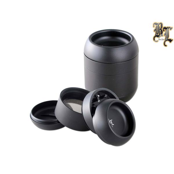 BLACK LEAF BARREL GRINDERブラックリーフ バレル アルミ グラインダー 4パーツ ブラックドイツのガラスボング、パイプブランド、BLACK LEAF ブラックリーフからアルミのグラインダーです。バレル（樽）のような形...