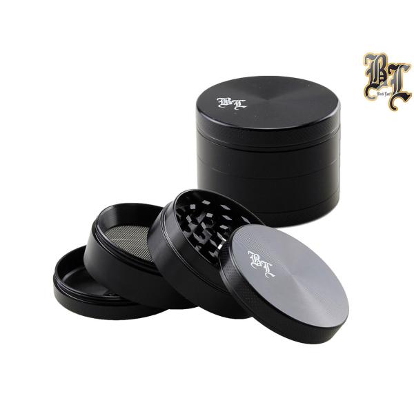 BLACK LEAF ALUMINUM GRINDERブラックリーフ アルミ グラインダー 4パーツ ブラックドイツのガラスボング、パイプブランド、BLACK LEAF ブラックリーフからアルミのグラインダーです。4パーツ、3層式でダイアモ...