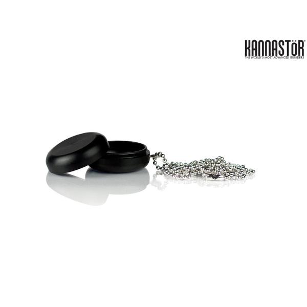 KANNASTOR PENDANT PUCKカナスター ペンダント シークレットスタッシュ食品グレードのアルミニウムから作られた、ペンダント型のシークレットスタッシュ （隠しケース）はボールチェーンを使用したネックレスタイプのストレージ（容...