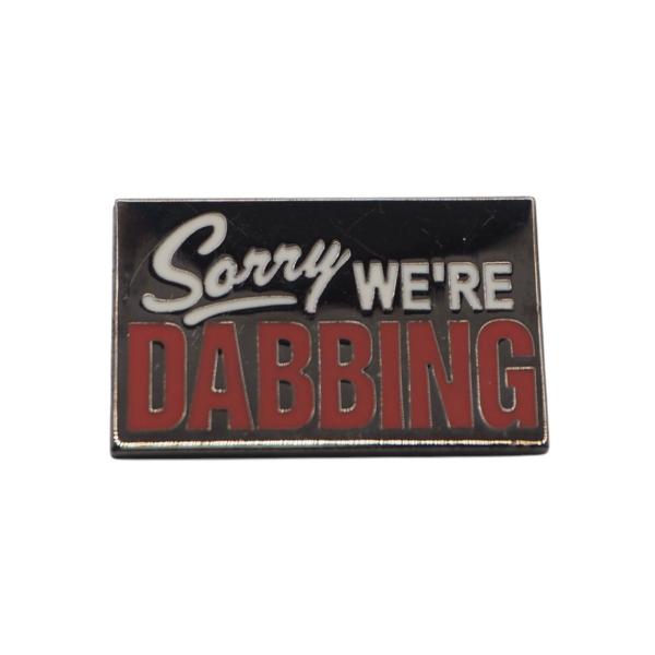 WEED DAB PIN ウィード ダブピンバッジSORRY DABBINGボング、420 マリファナ（大麻）カンナビス、THC、カルチャーをカワイくデザインしたアメリカのエナメルピンバッジですサイズ：約2cm×3cm