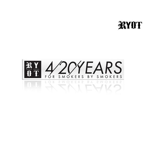 RYOT 420 YEARS ステッカー ホワイトアメリカはマイアミのRYOT社から420ステッカーホワイト耐水性のあるビニールステッカーになりますFOR SMOKER BY SMOKER（スモーカーによるスモーカーの為に）サイズ：2cm×...