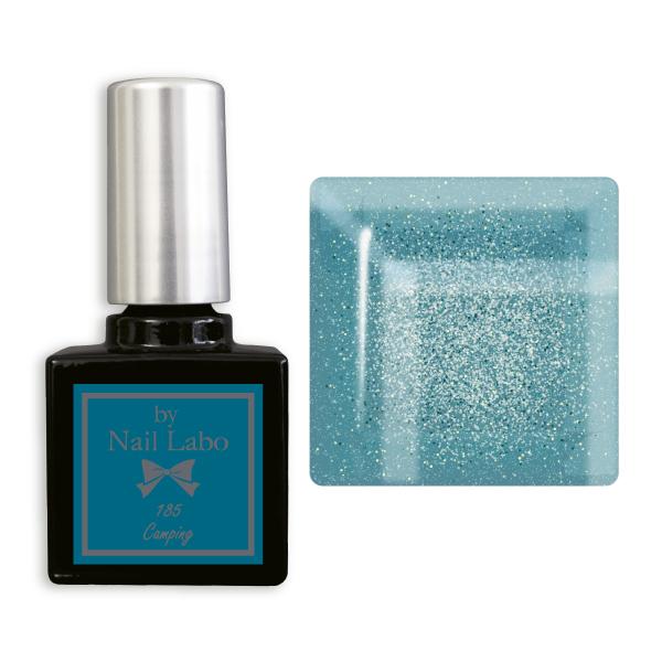 青味を感じるグリーン系カラーでぱっと目を引く、アクセサリー感覚で楽しめるカラー。そのままフットネイルにも、ハンドネイルにはポイント使いにもおすすめ☆神秘的に輝くパールを配合。塗りやすさも魅力です。独特のくすみを加えて肌から浮かない絶妙なカラ...