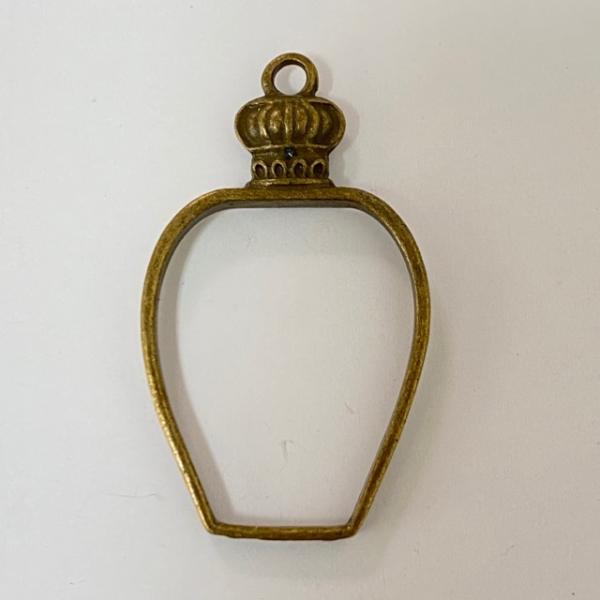 サイズ 約4センチ×2.５センチ１つ香水　ボトル型 チャームレジン制作に！デコパーツとしても使えます！チャームとしてキーホルダー、ピアス作成などにもぴったり！アクセサリー材料ハンドメイドパーツ手芸用品クラフトアクセサリーキットキーホルダーミ...