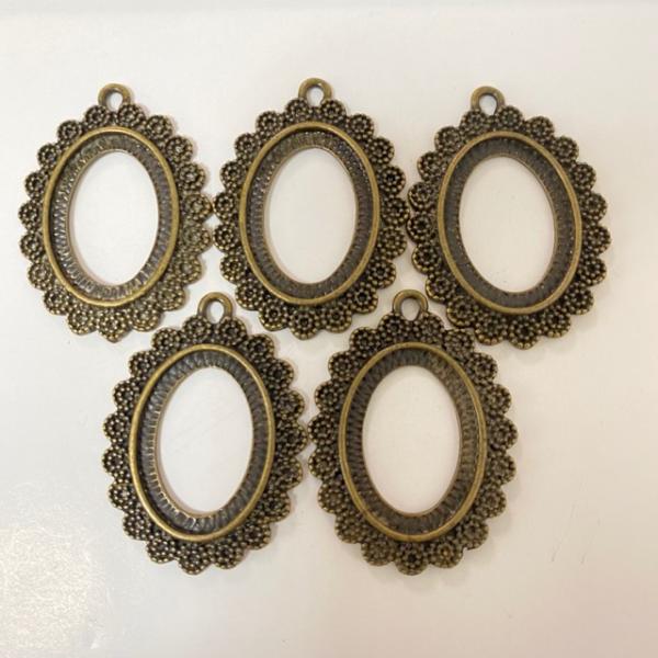 サイズ 約3.8センチ×2.8センチ５個セットです。額縁 空枠 レースチャームレジン制作に！デコパーツとしても使えます！チャームとしてキーホルダー、ピアス作成などにもぴったり！アクセサリー材料ハンドメイドパーツ手芸用品クラフトアクセサリーキ...